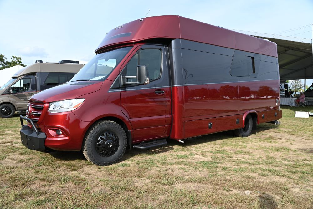 EXCLUSIVE: Chinook RV Returns to Side-Entry with Concourse - RV News