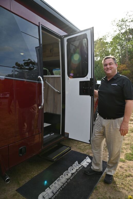 EXCLUSIVE: Chinook RV Returns to Side-Entry with Concourse - RV News